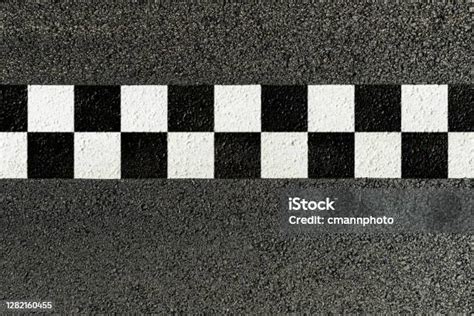 새로 포장된 아스팔트 레이스 코스에서 갓 그린 흑백 체커 결승선의 높은 각도보기 결승선에 대한 스톡 사진 및 기타 이미지 결승선 출발선 체크 패턴 Istock
