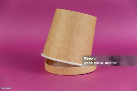 뚜껑이 반대 색상의 배경이 있는 빈 원통형 용지 용기 수프 아이스크림 국수 또는 기타 음식을위한 갈색 음식 용기 0명에 대한 스톡 사진 및 기타 이미지 Istock