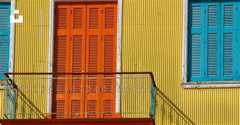 파란색 셔터와 빨간색 발코니가있는 노란색 건물 사진 Unsplash의 무료 레프카다 이미지