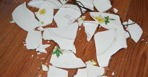 Когато свекърва ми дойде в дома ни и ме намери в дрехите на синовете ми