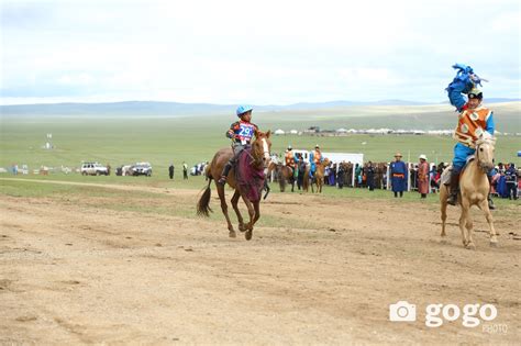 Хөвсгөл аймгийн Рашаант сумын уугуул уяач А Билгүүдэйн хонгор халзан соёолон түрүүллээ
