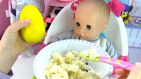 Александр Кушает Кашу Делает Розовыи Слаи м Вместе с Мамои Куклы