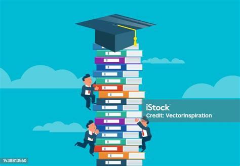 열심히 또는 직업 훈련을 공부하고 새로운 직업 또는 학업 기술 지식 및 교육 개념을 습득하기 위해 학업을 완료하고 사업가가 높은 책 더미를 오르고 맨 위에 졸업 모자를