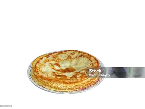 흰색 배경에 고립 된 전통적인 러시아어 블리니 팬케이크 팬케이크 주 마슬레니차는 그레이트 사순절 전 일주일 동안 열리는 동부