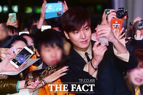 [tf클릭] 이민호 팬들과 즐거운 셀카 삼매경~ 포토 기사 더팩트