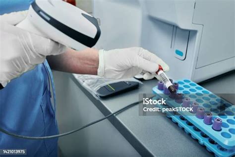 혈액으로 시험관의 바코드를 스캔하는 실험실 기술자 혈액 샘플 추적을 위한 시험관의 바코드 라벨 바코드에 대한 스톡 사진 및 기타 이미지 Istock