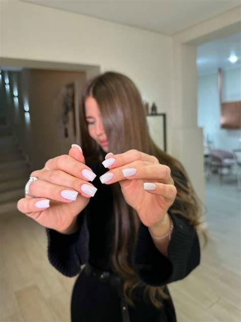 Девушка из Нижневартовска Забирай купон на скидку на маникюр с покрытием Забегай в нашу