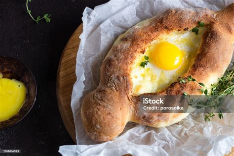 카차푸리 전통 그루지야 요리 치즈와 달걀 노른자를 곁들인 아자리안 오픈 브레드 파이 코카서스 부엌입니다 0명에 대한 스톡 사진 및 기타 이미지 Istock