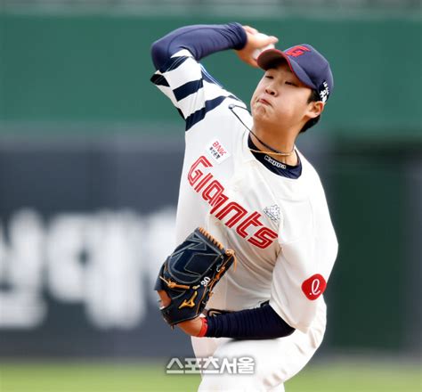 포토 역투하는 롯데 이민석