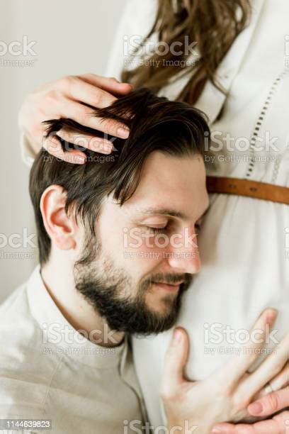 젊은 예쁜 임신 한 여자와 그녀의 남편에서 모자 서 가까운 선인장 벽 가족에 대한 스톡 사진 및 기타 이미지 가족 대기 디자인 Istock