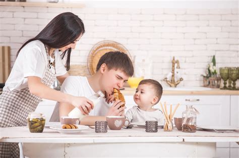 Familia Feliz Desayunando Juntos Familia Joven Que Come En La Mesa En