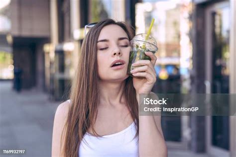 유머러스한 코믹 감정 얼굴 표현 사람들 사람 십 대 개념 뺨 근처 멋진 병 음료와 유리를 들고 펑키 만족 유쾌한 매력적인 여자의