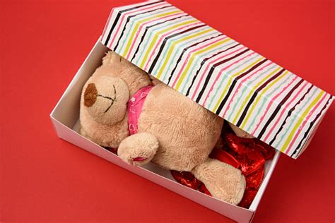 갈색 테디 베어와 빨간 직물 작은 하트 에 빨간 배경 축제 배경 갈색에 대한 스톡 사진 및 기타 이미지 갈색 공휴일 낮 Istock