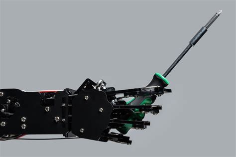 스크루드라이버를 가진 실제 로 ⁇ 손 인공지능 개발 또는 인공지능에 의한 직업 대체 개념 프리미엄 사진