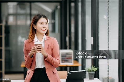 사무실에서 메모장과 태블릿을 들고 미소를 짓고 있는 자신감 넘치는 아시아 여성 20 24세에 대한 스톡 사진 및 기타 이미지 20 24세 가상현실 계획 Istock