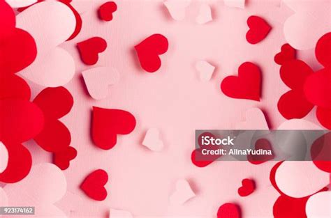 종이 빨간색과 분홍색 하트와 부드러운 핑크 컬러 배경에 관점 부분 디자인에 대 한 발렌타인 하루 개념입니다 2월에 대한 스톡 사진 및 기타 이미지 Istock