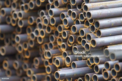 금속 제품의 창 고에서 팩에서 라운드 섹션의 금속 프로필 파이프 0명에 대한 스톡 사진 및 기타 이미지 0명 강철 관 신체 부분 Istock