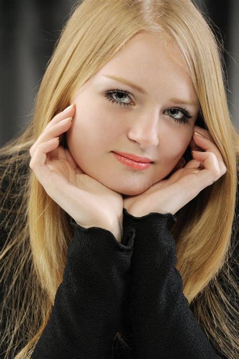 Retrato De La Chica Joven Bonita Del Blonde Foto De Archivo Imagen De Manera Aislado