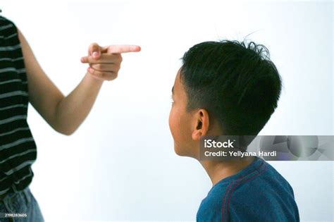 동양인 소년이 여자를 마주 보고 서 있다 여자의 손이 소년을 가리킨다 괴롭힘 차별 및 인종 차별의 개념 격리 공간 복사를 클릭합니다 8 9 살에 대한 스톡 사진 및 기타