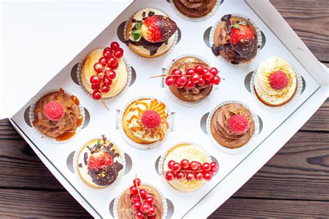 나무 배경에 있는 종이 상자에 신선한 딸기가 있는 다양한 맛있는 컵케이크 세트 수평 개체 그룹에 대한 스톡 사진 및 기타 이미지 개체 그룹 공휴일 과일 Istock