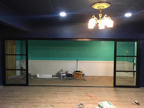 ผลงานติดตั้ง กั้นประตูกระจก กระจกบานตายซอยลูกฟักพร้อมกระจกโค้งด้านบน ประตูกระจกบานเลื่อนล้อล่าง