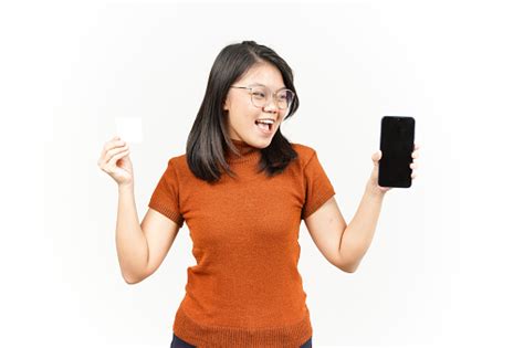 흰색에 고립 된 아름다운 아시아 여성의 빈 화면으로 빈 은행 카드와 스마트 폰을 들고 20 24세에 대한 스톡 사진 및 기타 이미지 20 24세 20 29세
