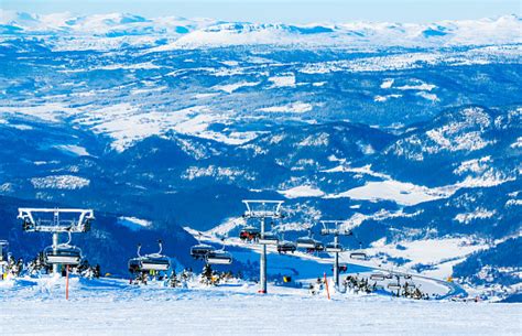 의자에 승강장과 장엄한 산을 배경으로 스키 리조트의 탁 트인 전망을 감상하실 수 있습니다 겨울에 대한 스톡 사진 및 기타 이미지 겨울 경관 계절 Istock