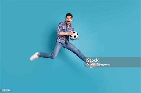 전체 길이 바디 사이즈 보기 사진 충격 펑키 재미 청소년 홀드 손 외침 기뻐 에너지 착용 유행 밀레니얼 데님 격자 무늬 청바지