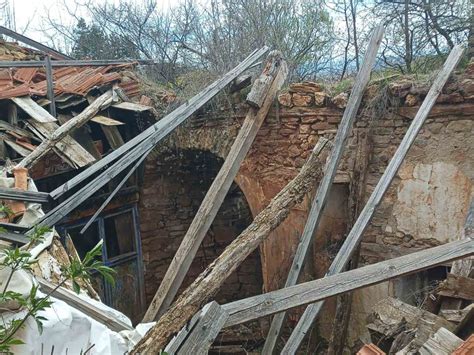 Над 150 годишна църква паметник на културата в брезнишко рухна дъждът отмива стенописите