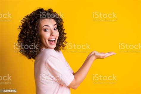 생생한 노란색 색상의 배경에 고립 된 카메라를보고 두 손에 빈 공간을 들고 여자의 사진 초상화 프로필 T 셔츠에 대한 스톡 사진 및 기타 이미지 Istock