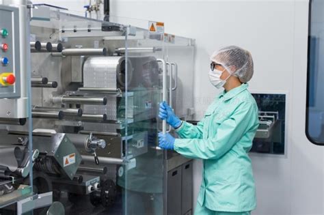 玻璃面板高清图片 身穿蓝色实验室服的白人工厂工人与带玻璃面板的机器一起工作 人像图片免费下载 格式 编号52562113 千图网