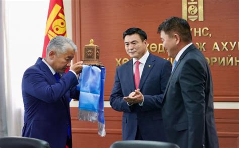 САЙД Ж ЭНХБАЯР ТАМГАА ХҮЛЭЭН АВЧ ҮҮРЭГТ АЖИЛДАА ОРЛОО