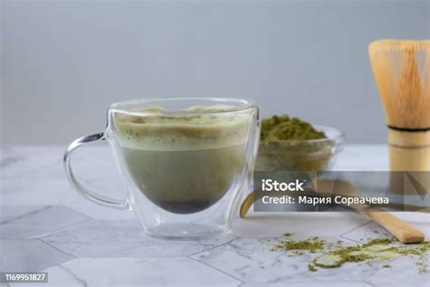 코코넛 밀크를 곁들인 말차 그린 라떼 티 이 라떼는 경기의 에너지와 건강상의 이점을 즐길 수 있는 맛있는 방법입니다 말차는 항산화물질이 가득한 녹차 잎 분말입니다 수평 방향