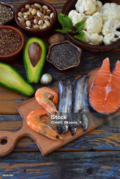 불포화 지방산 오메가 3생선 견과류 아보카도 계란 콩 아마 호박 씨앗 Chia 대 마 콜리플라워 딜 식물성 기름에 포함 된 제품의 구성 최고의 볼 수 있습니다 건강에 좋은