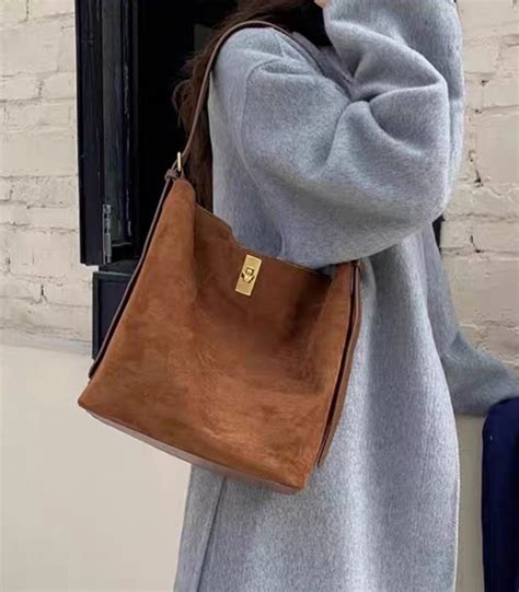 드레스코드에이치디 버클 스웨이드 숄더백 보부상가방 가을 겨울 가방 호보백 블랙 카멜