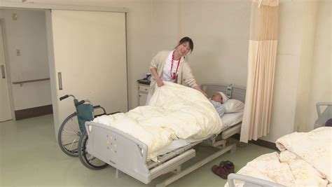 【動画34分】「『おばさんで本当にいいの？』若くて硬い勃起角度150度の少年チ ポに抱きつかれた看護師はヤられても本当は嫌じゃない」 お試し