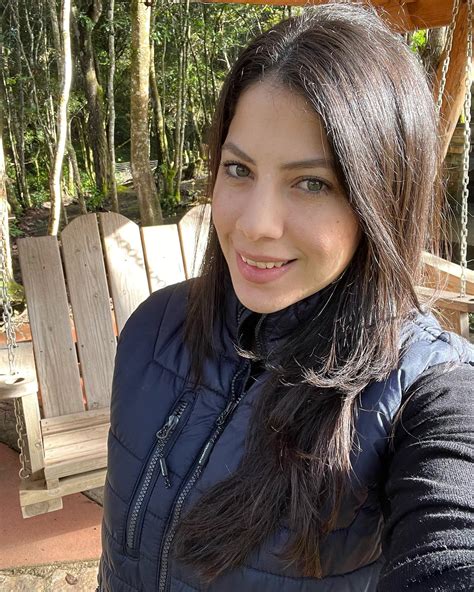 F29 How Does Momma Look R Selfieover25
