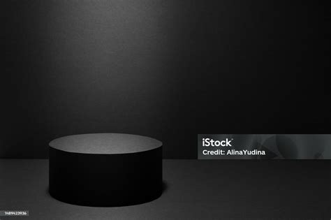프리젠테이션 화장품 상품 광고 부드러운 그라데이션의 디자인 우아한 부유한 스타일 복사 공간을 위한 광점 모형이 있는 광선에 있는 하나의 둥근 연단이 있는 추상적인 검은색