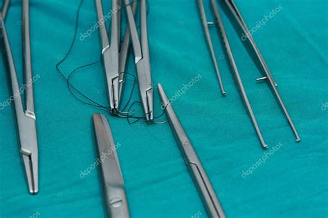Primer Plano De Los Soportes De Agujas Con Agujas Y Suturas Pinzas