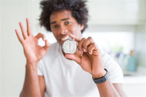 손가락으로 확인 기호를 수행 스톱 워치를 들고 아프리카계 미국인 남자 우수한 상징 손에 대한 스톡 사진 및 기타 이미지 손 스톱워치 가정 생활 Istock