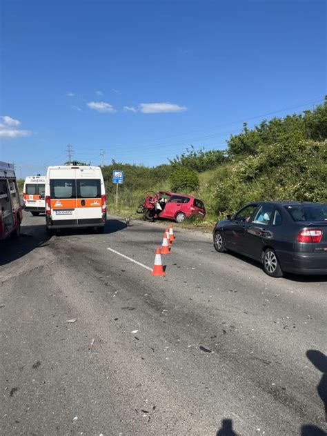 Жена загина а четири човека са ранени при челен удар на пътя Бургас Средец