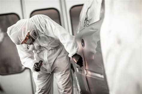 차체 가게의 도장 부스에서 자동차 부품의 색상 일관성을 확인하는 자동차 수리점 기술자 검사 보기에 대한 스톡 사진 및 기타 이미지 검사 보기 교통수단 그림 그리기