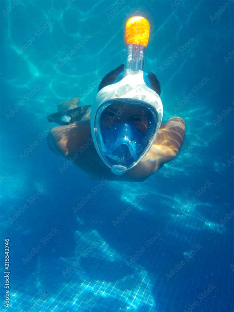 El Ni O Esta Buceando En La Piscina Con Easybreath Snorkeling Mask Stock Photo Adobe Stock