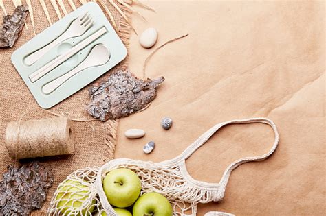 미적 친환경 폐기물 제로 재사용 가능한 가방 수저 사과 나무 껍질 복사 공간이 있는 공예 종이에 자갈이 있는 지속 가능한 라이프스타일 배경 0에 대한 스톡 사진 및 기타