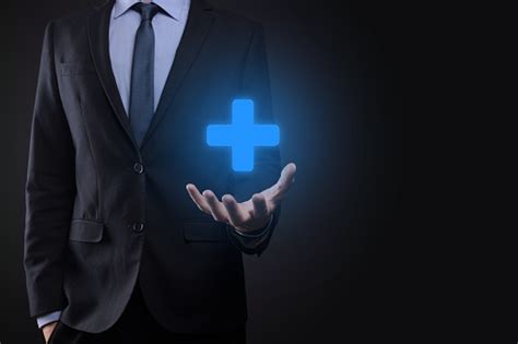 사업가 손에 들고 이익 혜택 개발 플러스 기호로 표현 Csr과 같은 긍정적 인 일을 제공합니다 핸드는 플러스 기호를 표시합니다 개념에 대한 스톡 사진 및 기타 이미지