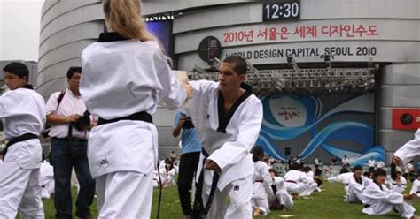 세계청소년태권도캠프 깔끔하게 송판 격파