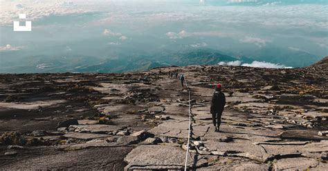바위산 꼭대기에 서 있는 남자 사진 Unsplash의 무료 등산 이미지