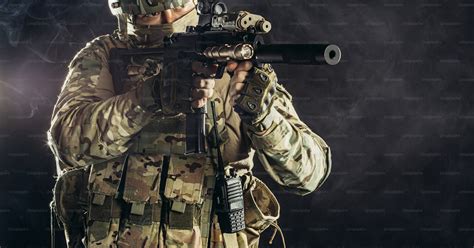 특별한 녹색 제복 위장을 한 러시아 군인은 군 복무를 수행하기 위해 강하고 용감한 성격을 가지고 있습니다 사진 Unsplash의 저격병 이미지