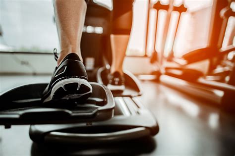 체육관에서 타원형 트레이너에 밖으로 작동 하는 Ellipticalpeople에 심장 운동의의 근접 촬영 다리 후면 모습 가냘픈에