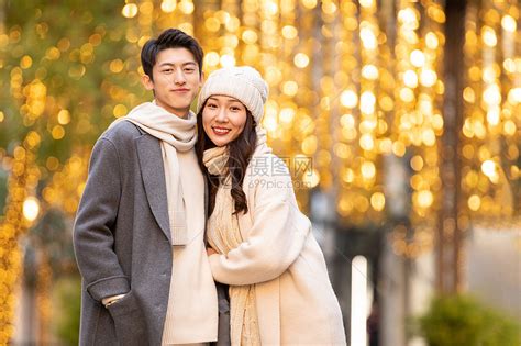 冬季情侣街头拥抱高清图片下载 正版图片501532182 摄图网